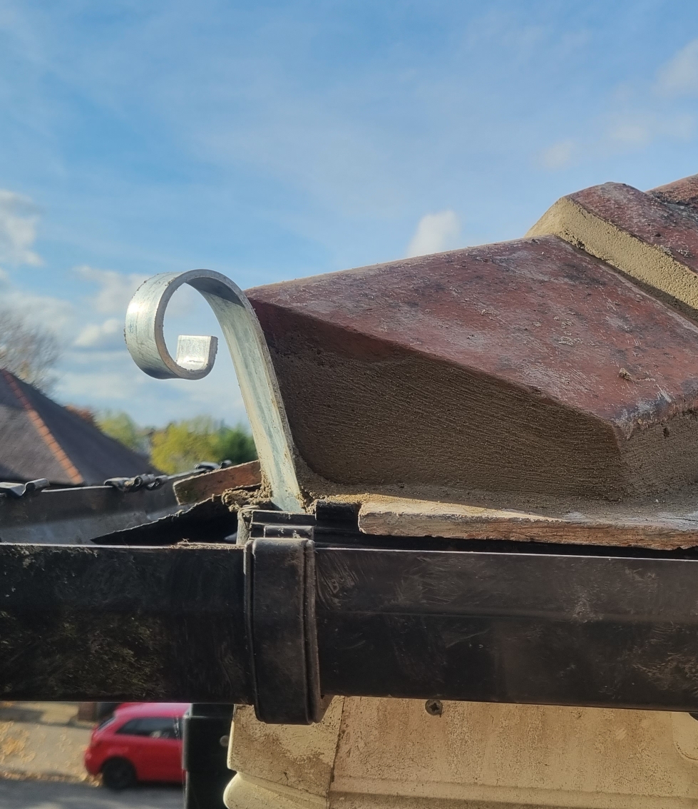 Gutter repair + re-bedding ridge tiles – Screw it!